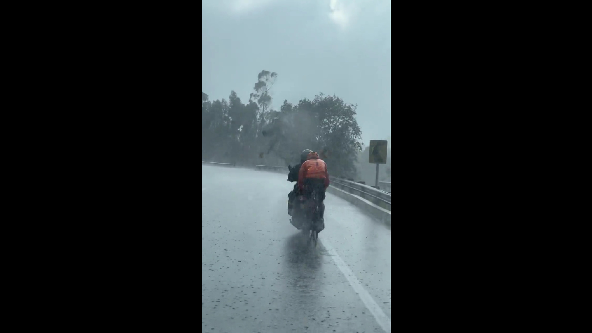 El entrenamiento de Egan, bajo un torrencial aguacero - Ciclismo Colombiano